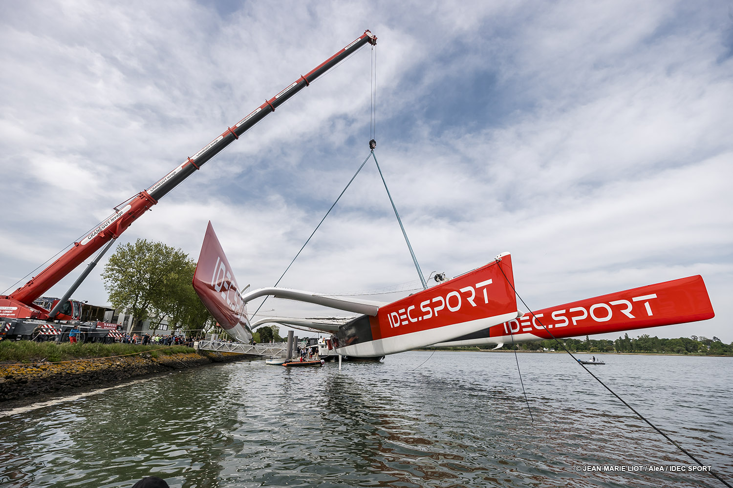 UNE NOUVELLE MISE A L'EAU SYMBOLIQUE DU MAXI-TRIMARAN IDEC SPORT - IDEC ...