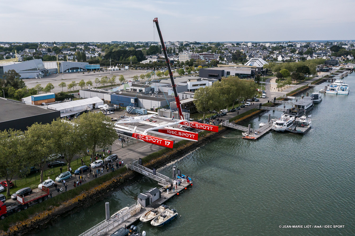 UNE NOUVELLE MISE A L'EAU SYMBOLIQUE DU MAXI-TRIMARAN IDEC SPORT - IDEC ...