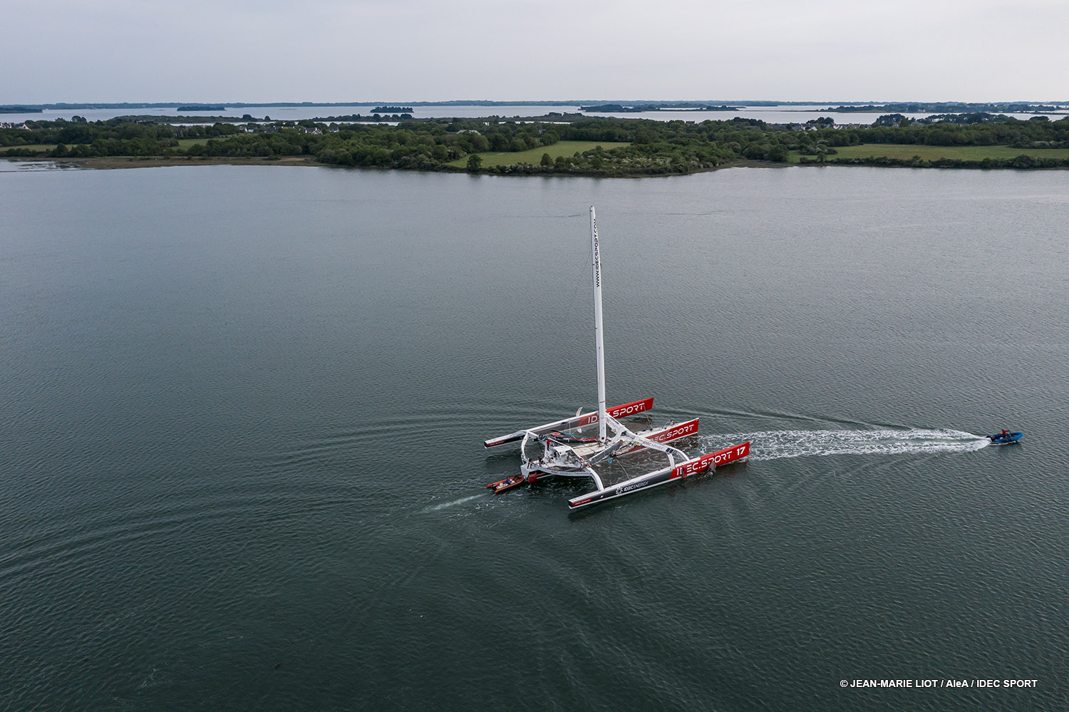 UNE NOUVELLE MISE A L'EAU SYMBOLIQUE DU MAXI-TRIMARAN IDEC SPORT - IDEC ...
