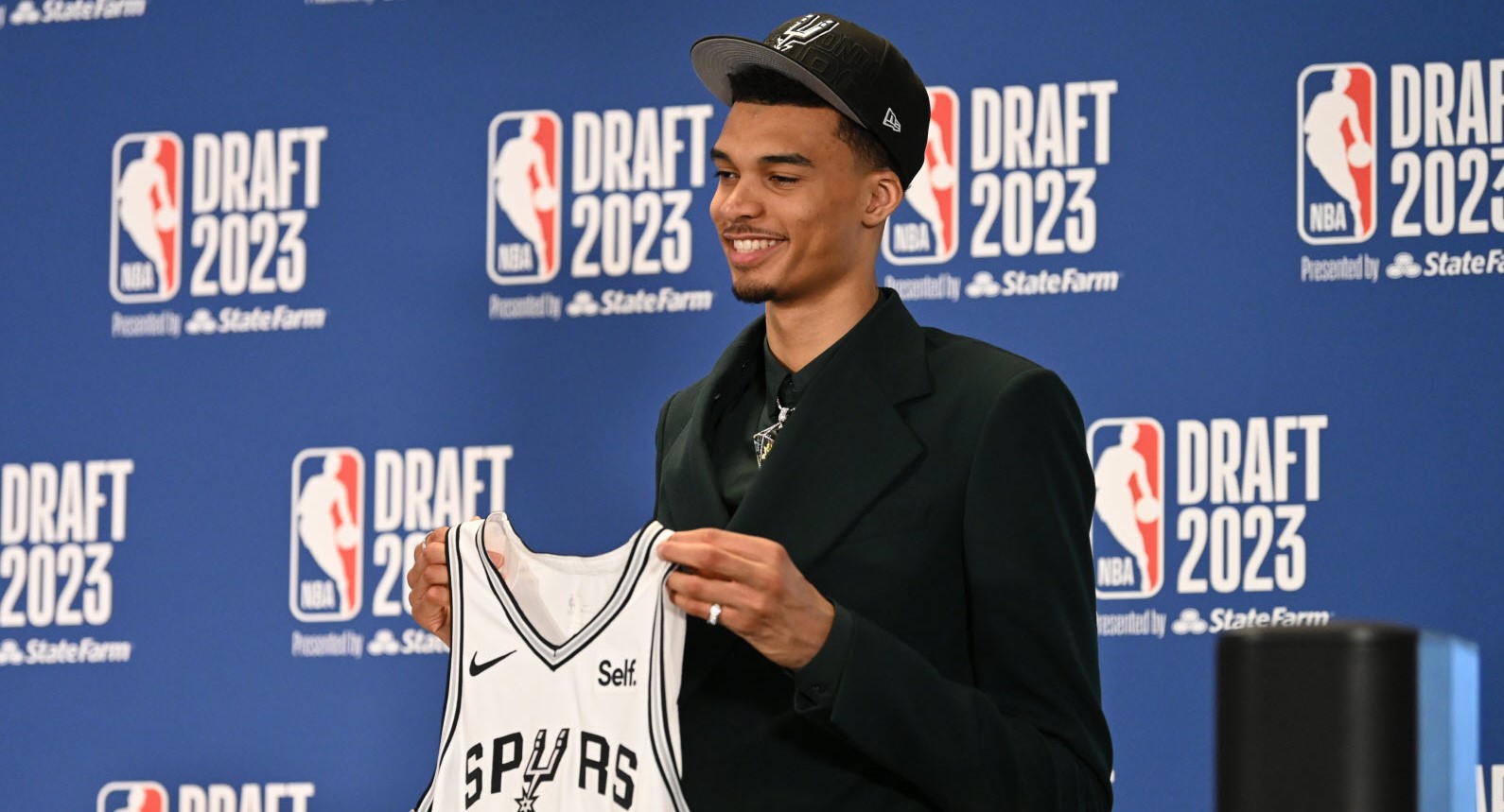 IDEC SPORT à Times Square : Victor Wembanyama devient joueur officiel NBA - IDEC SPORT